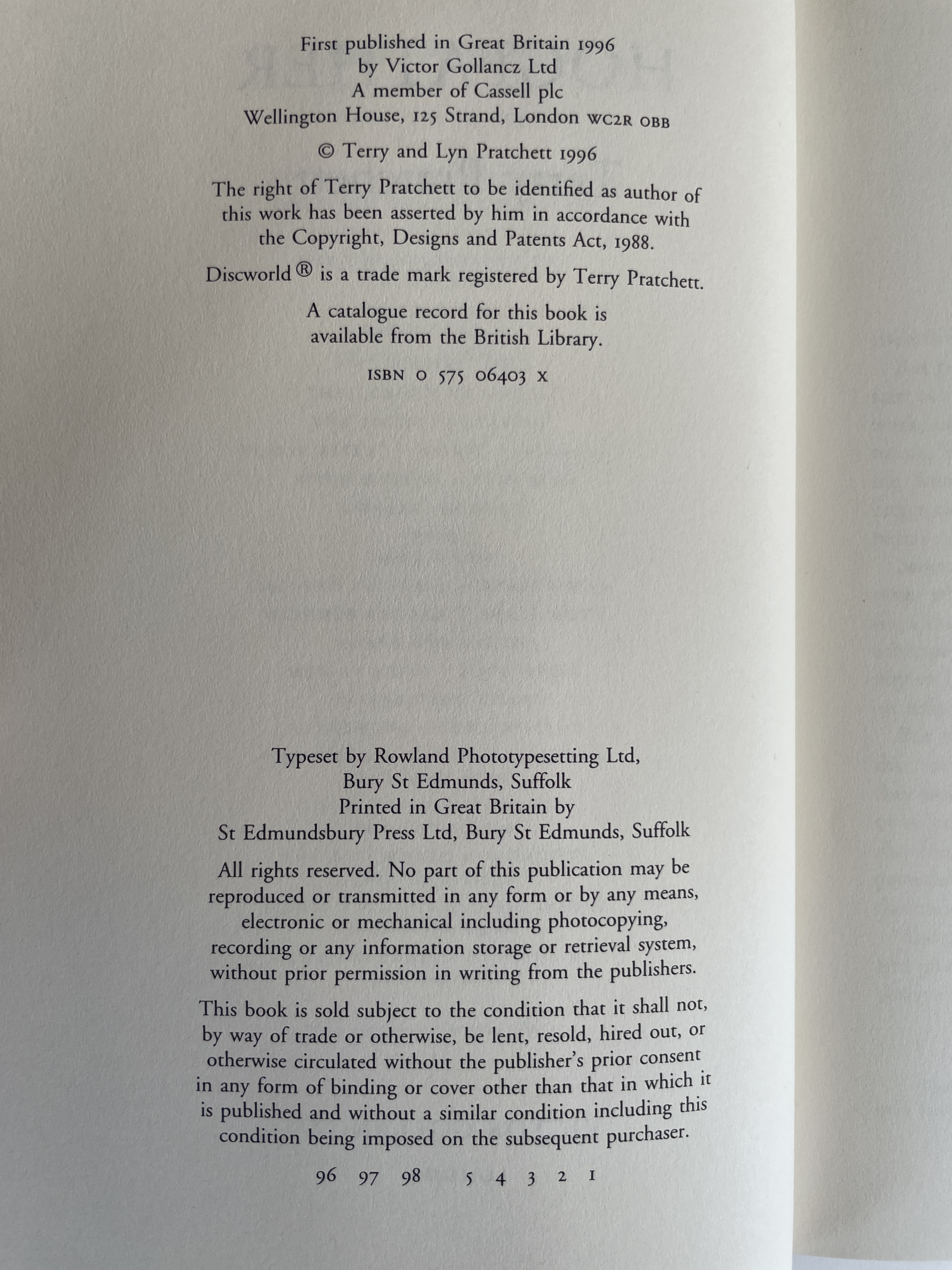 Terry Pratchett - Hogfather [with] The Illustrated Screenplay - First ...